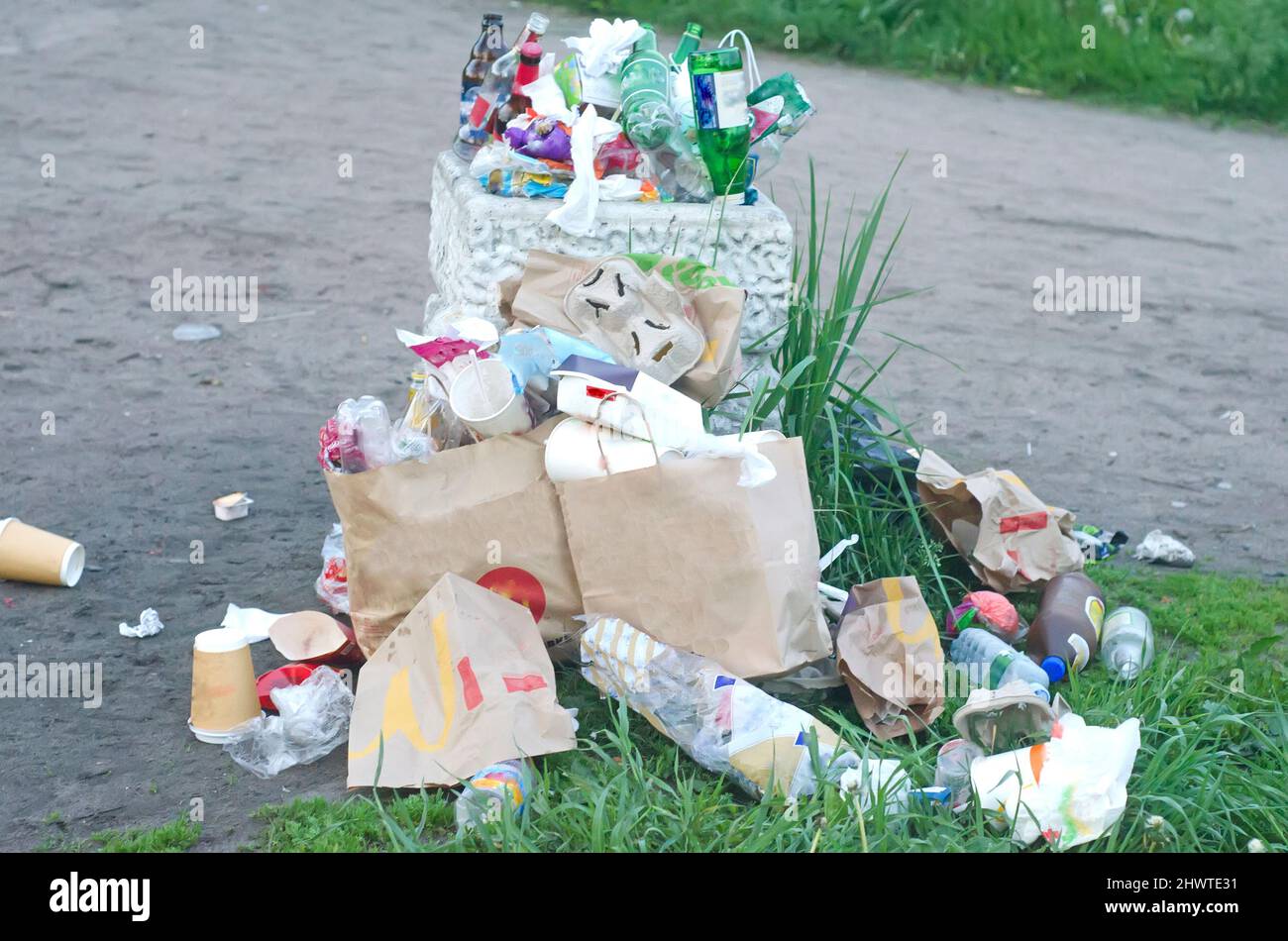 Overflowing trash can and very many scattered garbage Stock Photo - Alamy Overflowing trash can and very many scattered garbage Stock Photo - Alamy