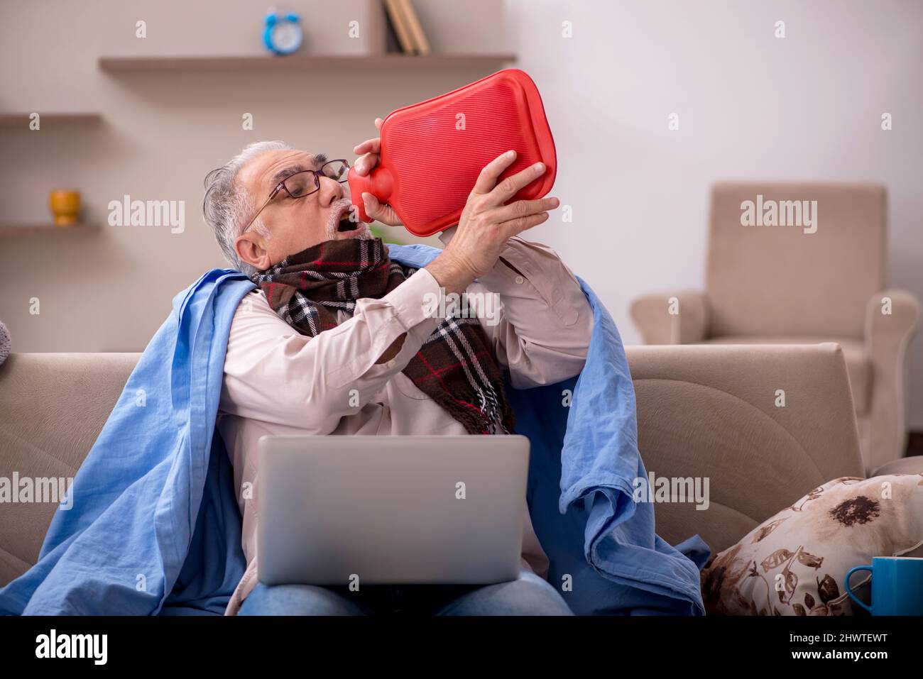 Old man pensioner suffering at home Stock Photo - Alamy