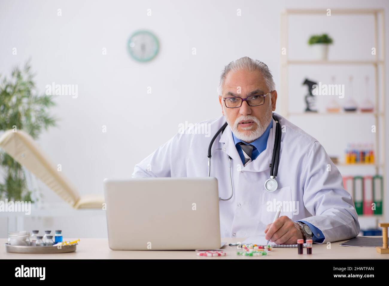 Old doctor pharmacist working at the lab Stock Photo - Alamy