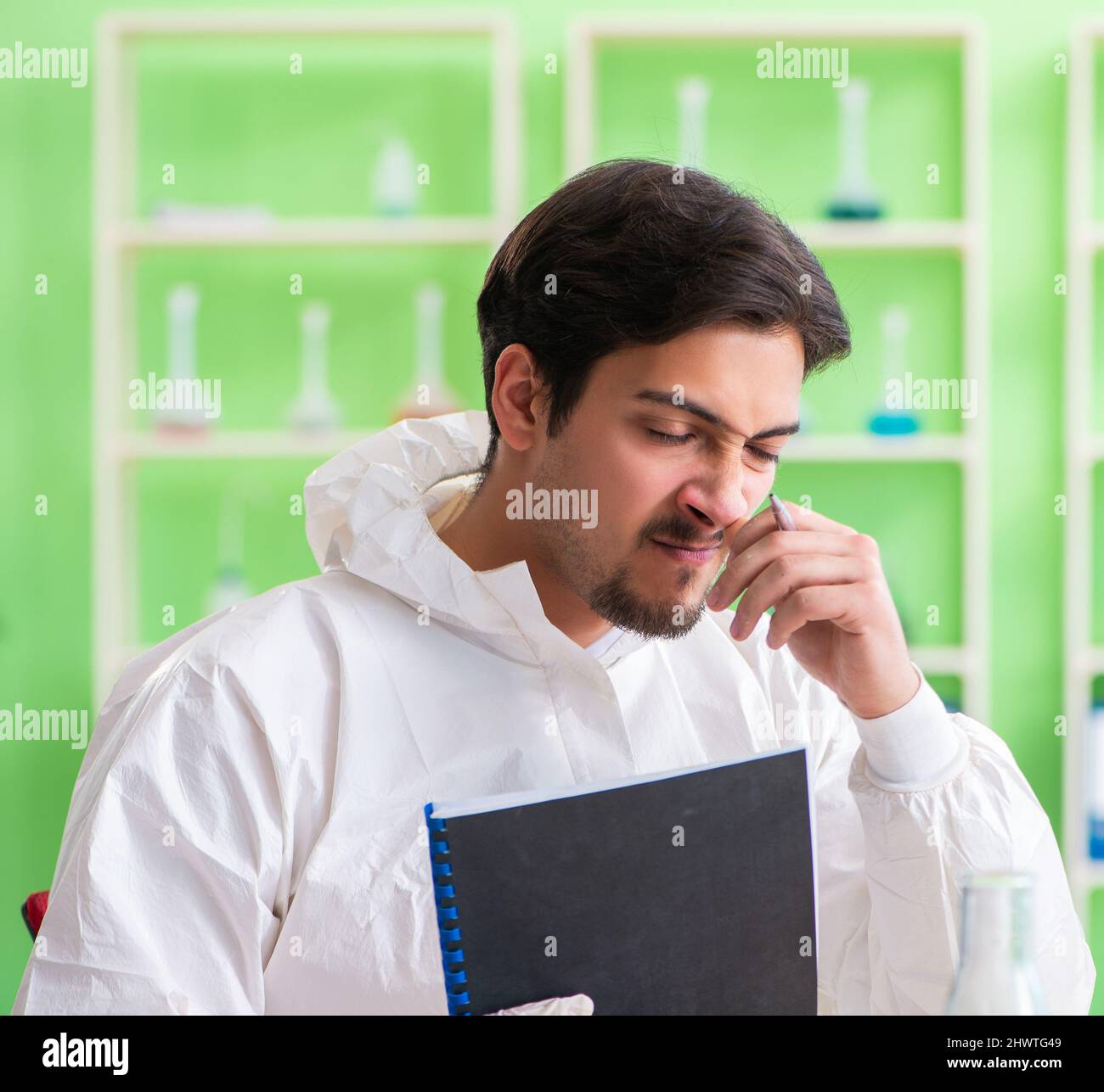 The chemist working in the lab on new experiment Stock Photo - Alamy
