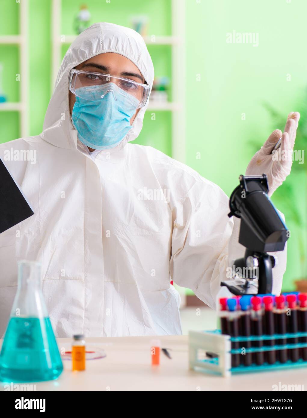 The chemist working in the lab on new experiment Stock Photo - Alamy