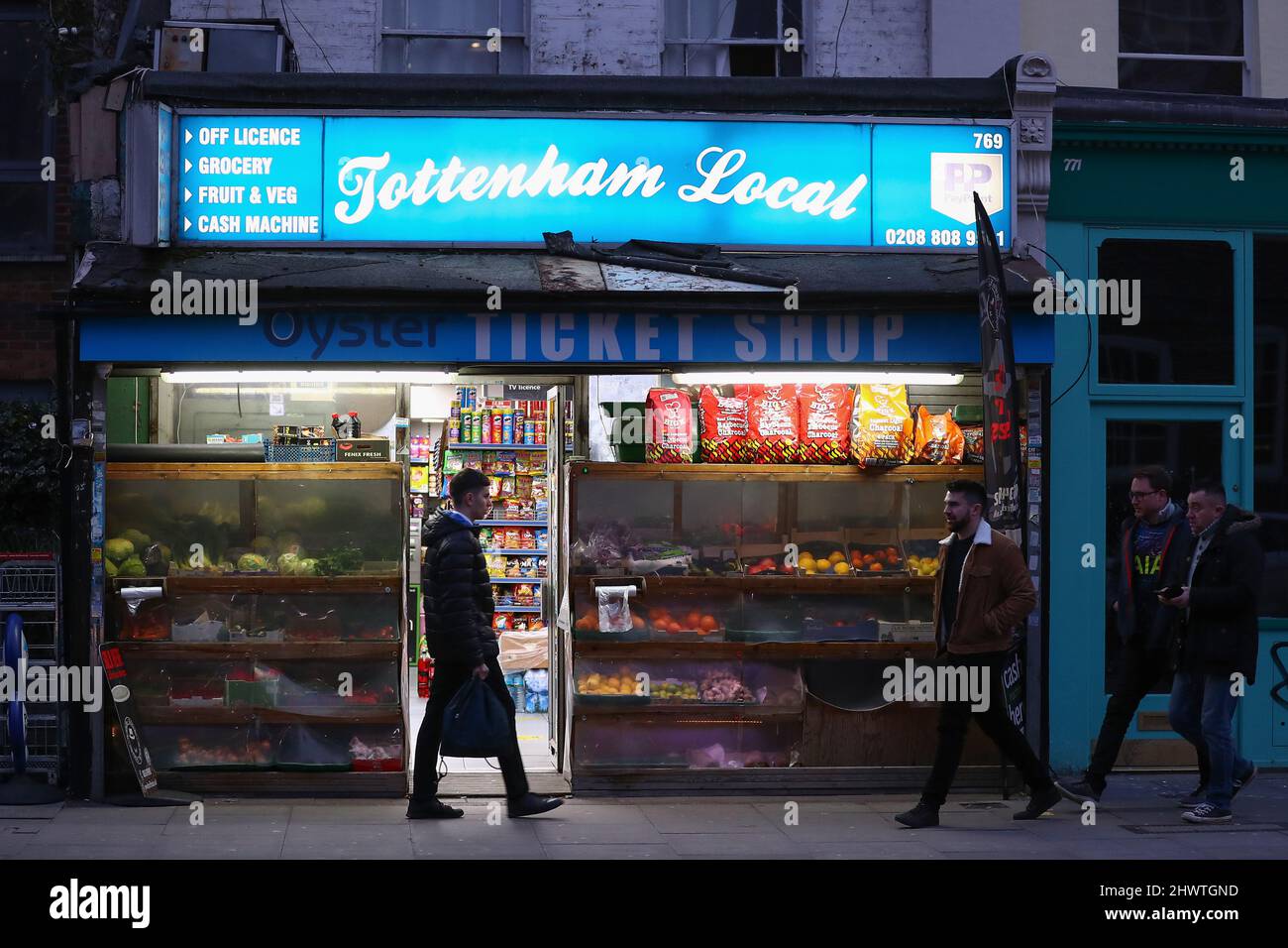 Tottenham hotspur stadium outside hi-res stock photography and images ...