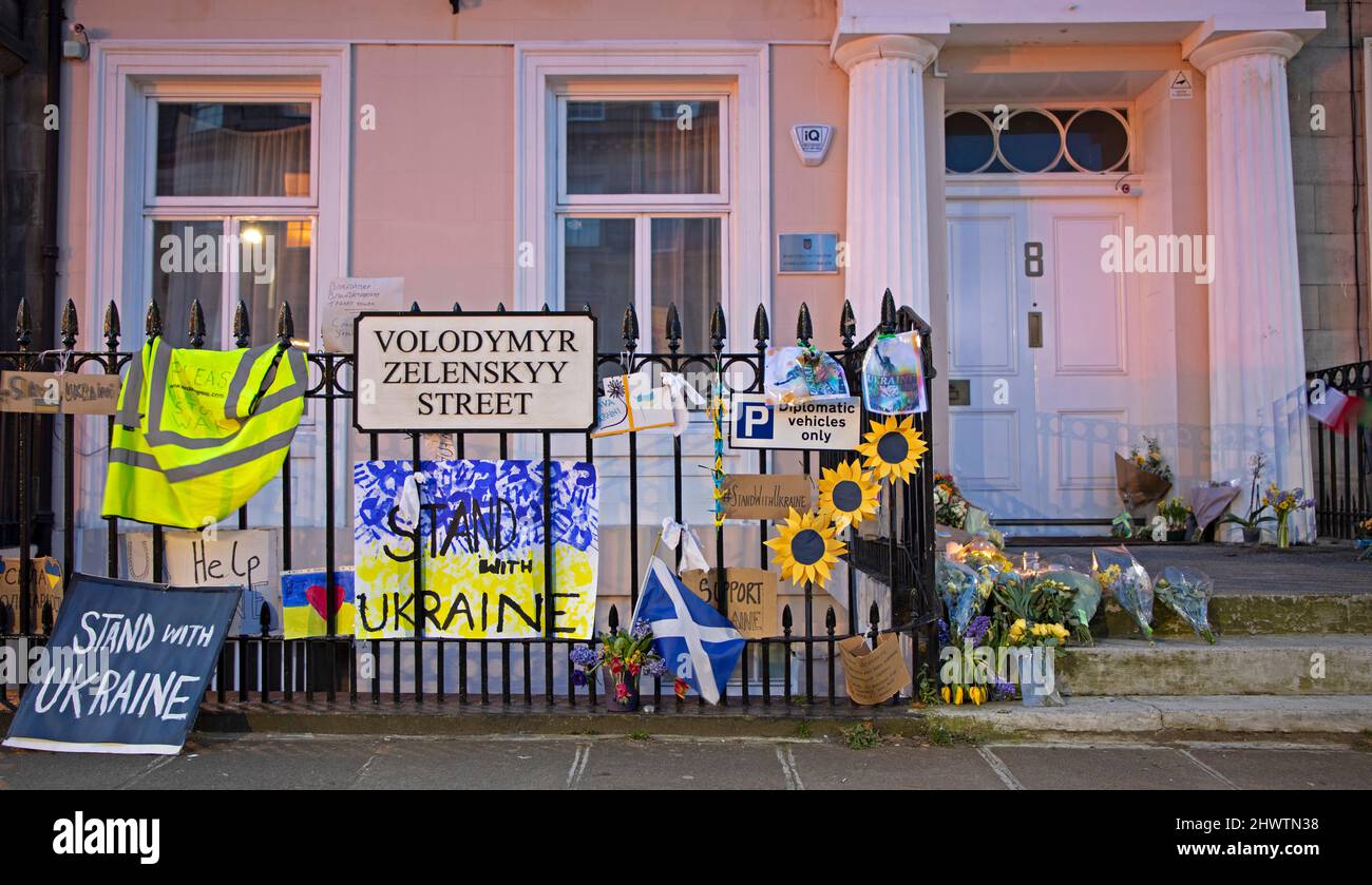 Ukrainian flag and sunflowers hi-res stock photography and images - Alamy