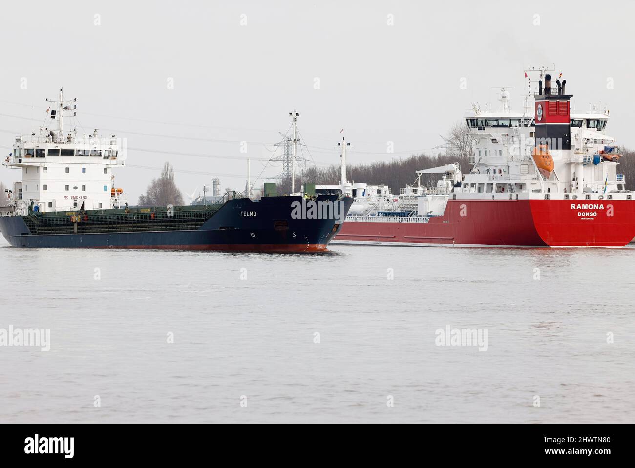 01 March 2022, Schleswig-Holstein, Brunsbüttel: The ships "Ramona" (l ...