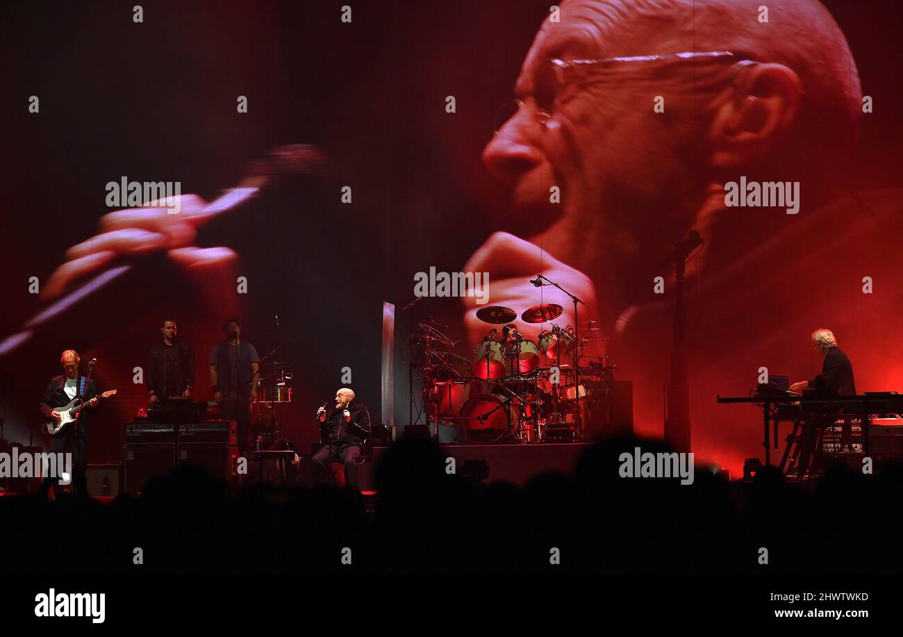 Phil collins and tony banks hi-res stock photography and images - Alamy