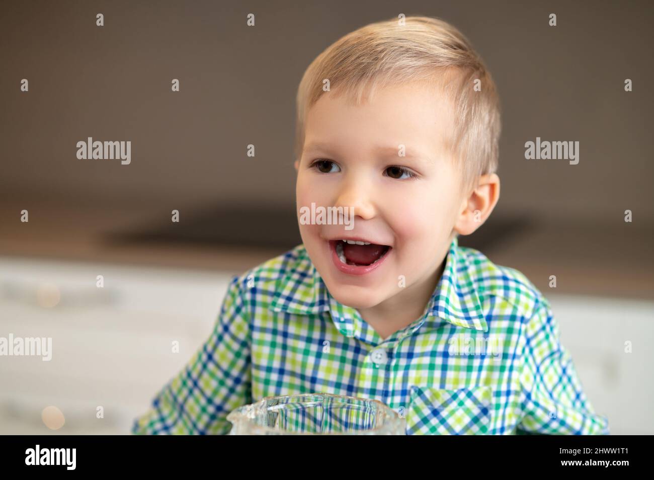 Boy mouth wide open hi-res stock photography and images - Alamy