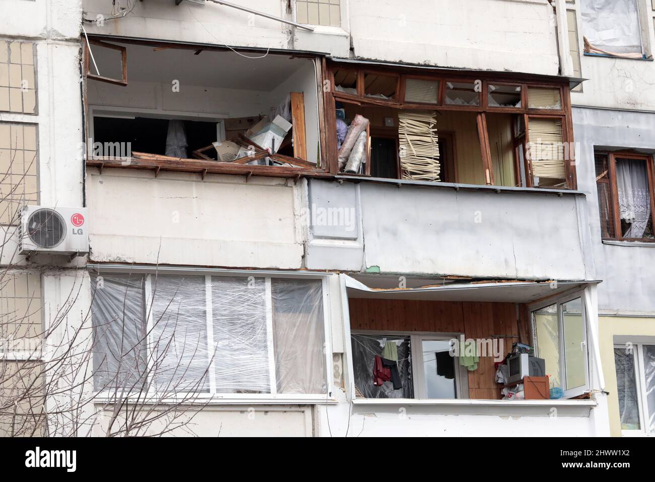 Non Exclusive: KYIV, UKRAINE - MARCH 07, 2022 - Smashed windows are ...