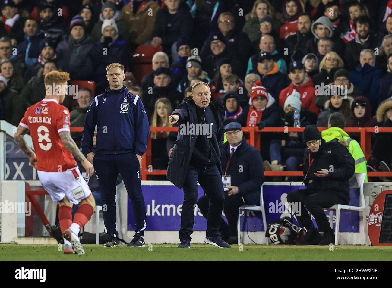 Steve Cooper manager of Nottingham Forest gives his team instructions ...
