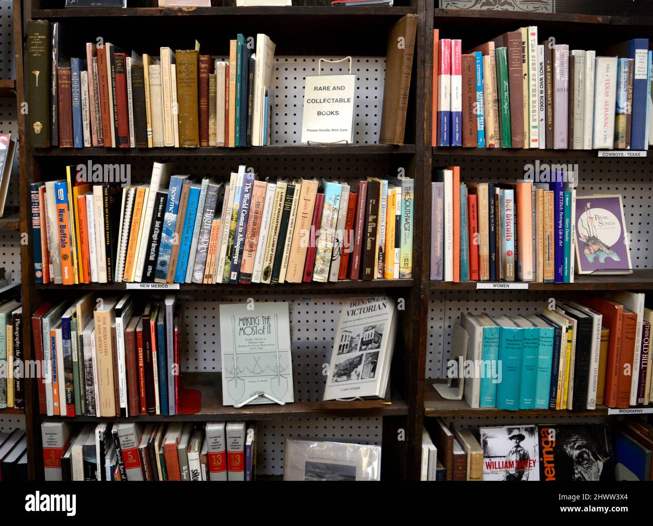 Antique bookcase hi-res stock photography and images - Alamy