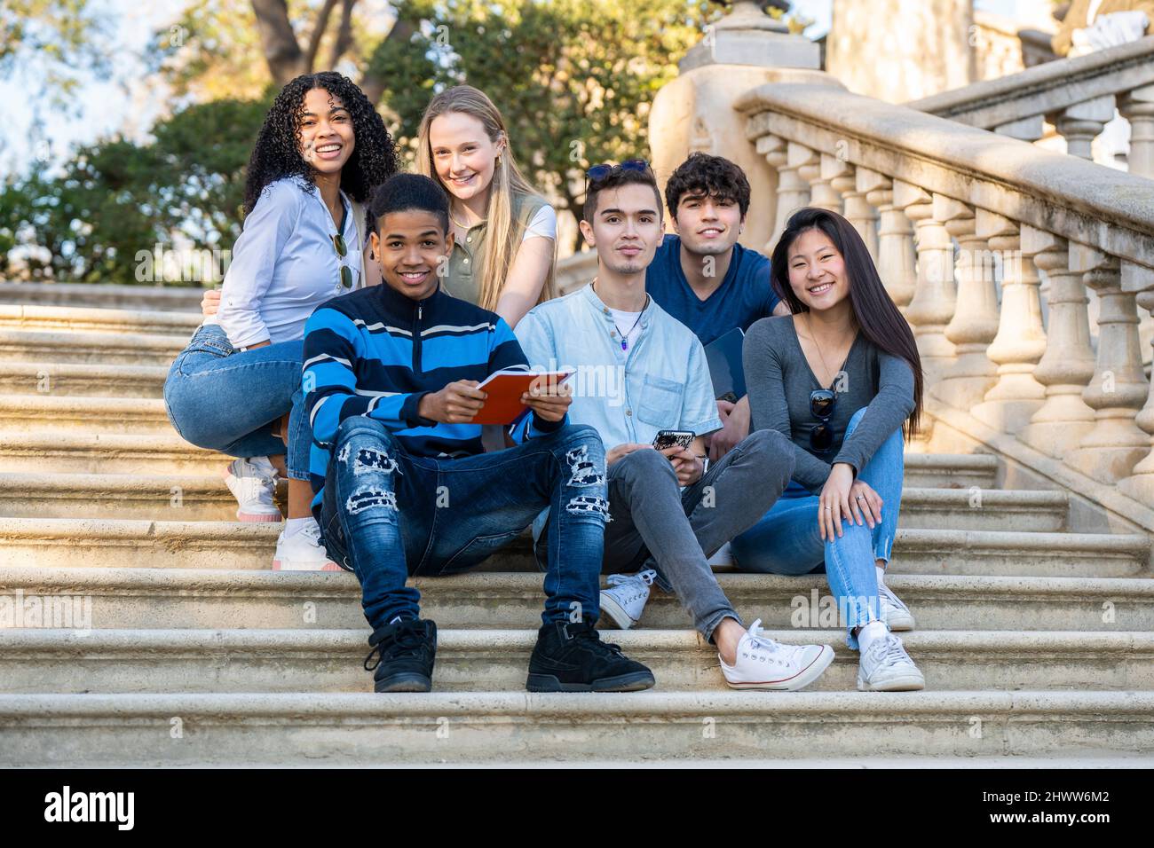 School students on stairs hi-res stock photography and images - Alamy