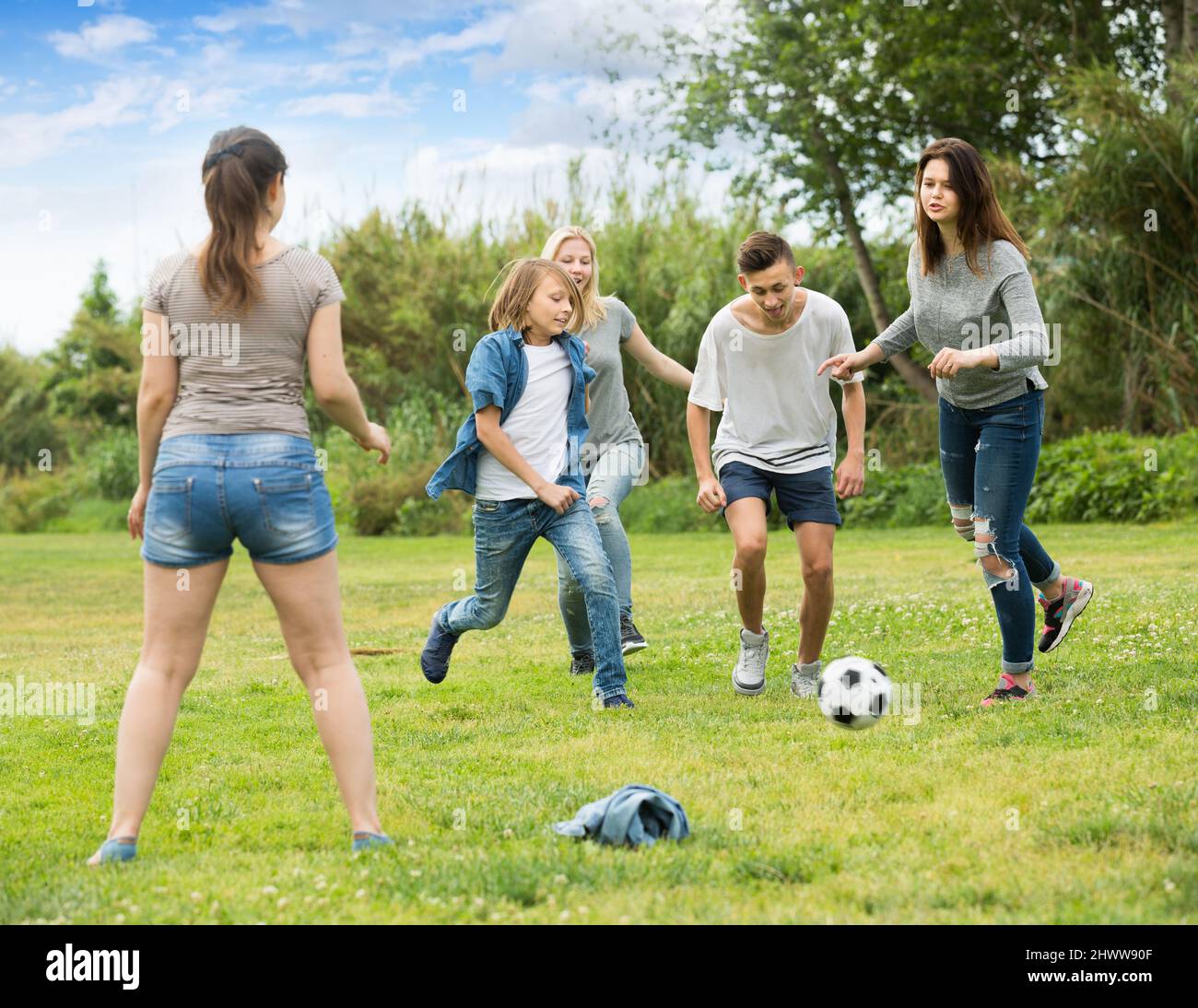 American football teens grass hi-res stock photography and images - Alamy
