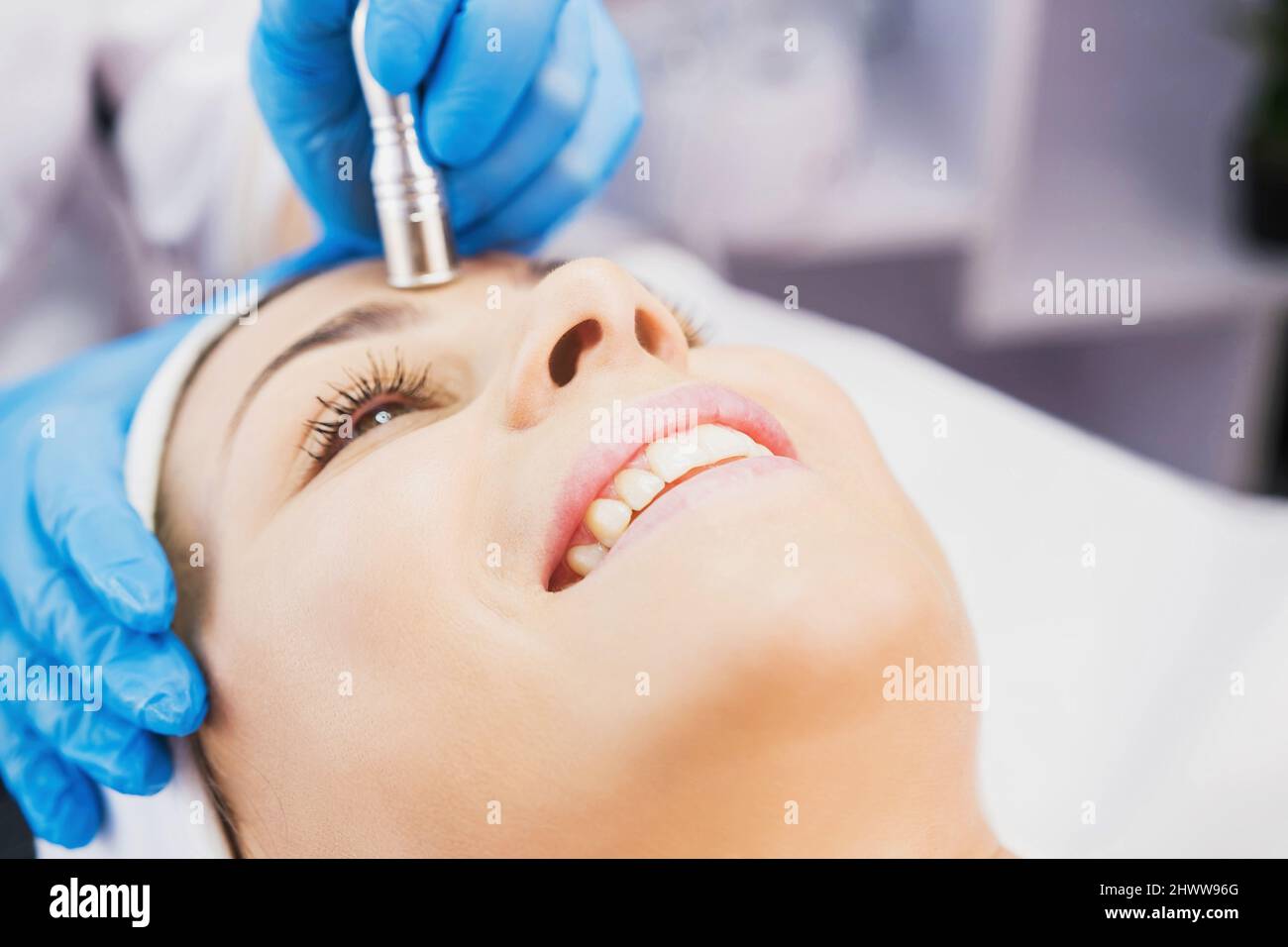 Close-up photo of cosmetologist doing hydrafacial microdermabrasion ...