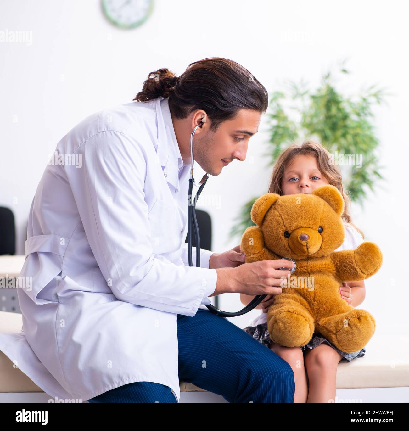 The young doctor pediatrician with small girl Stock Photo - Alamy