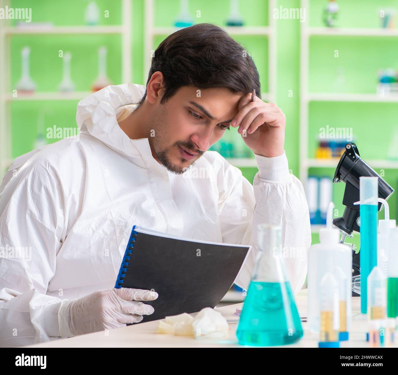 The chemist working in the lab on new experiment Stock Photo - Alamy
