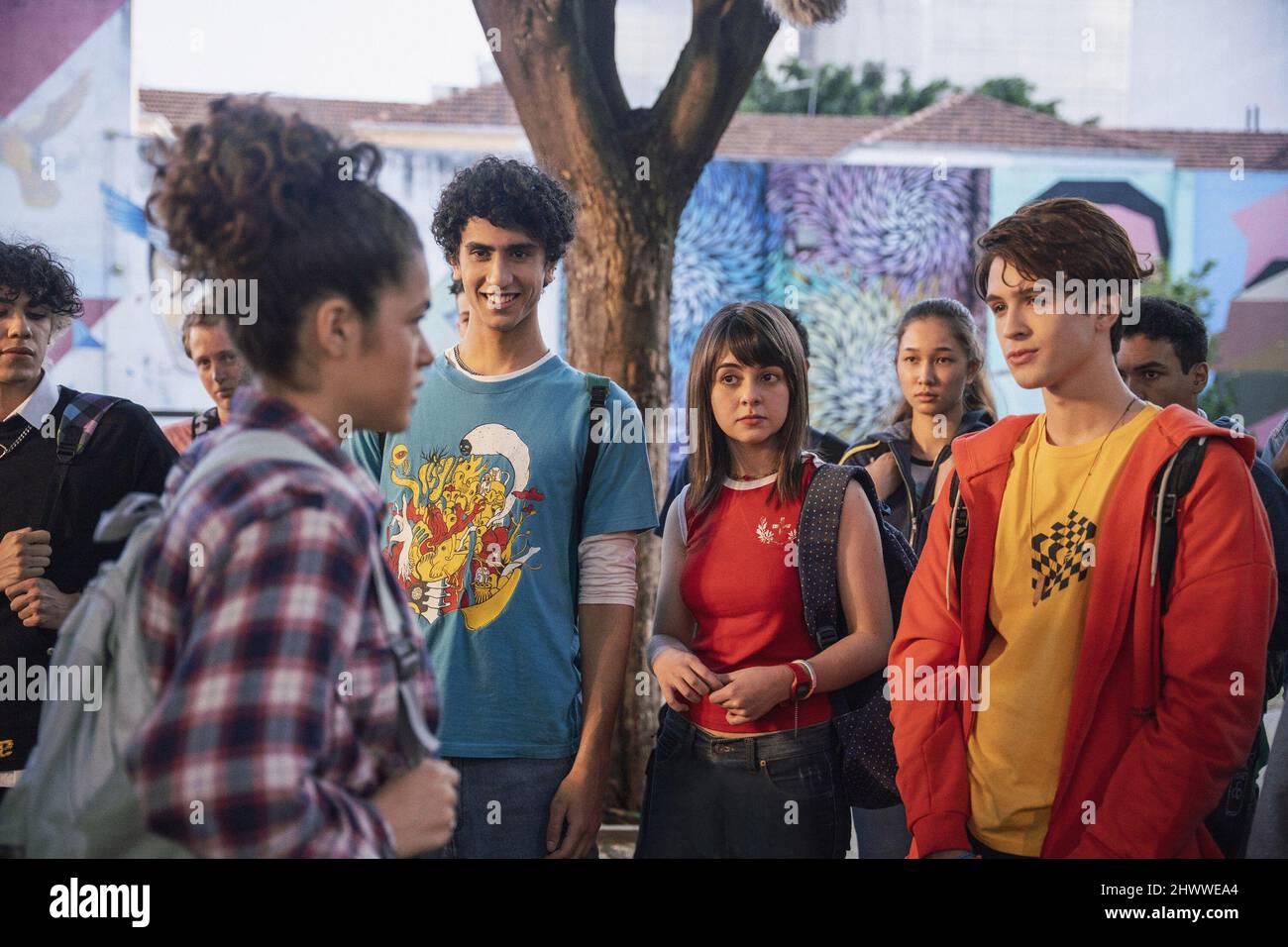 BACK TO 15, (aka DE VOLTA AOS 15), Maisa Silva (front left), Gabriel ...