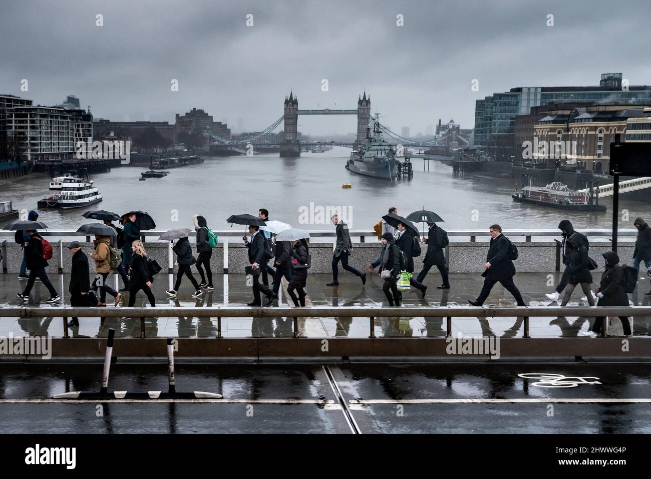 London Tube Strike brings busier than normal communter crowds overs ...