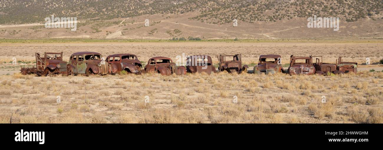 Old rusted cars in the desert area Stock Photo - Alamy