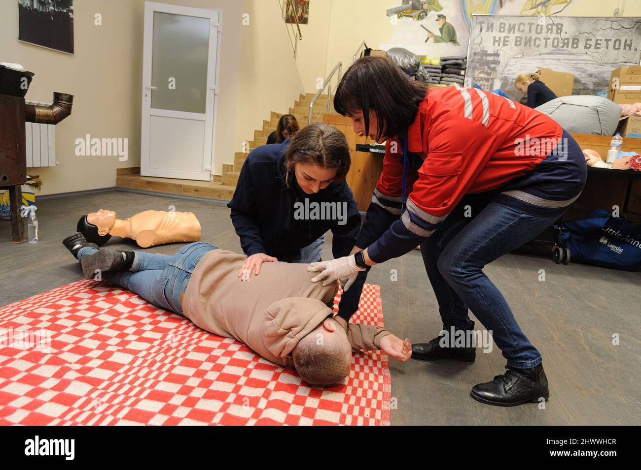 Medical instructors train people to provide first aid for possible war ...
