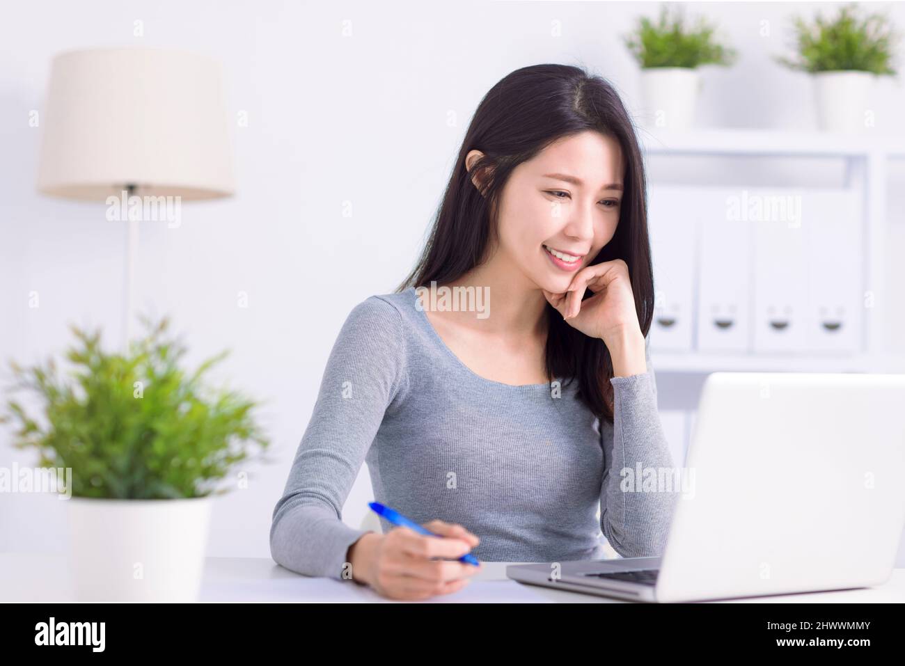 Office lady hi-res stock photography and images - Alamy