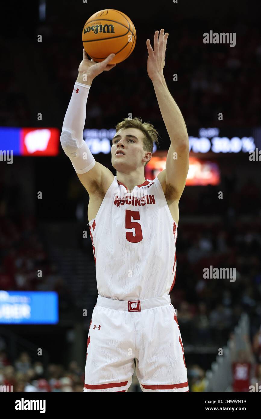 March 6, 20, 2022: Wisconsin Badgers forward Tyler Wahl (5) shooting a ...