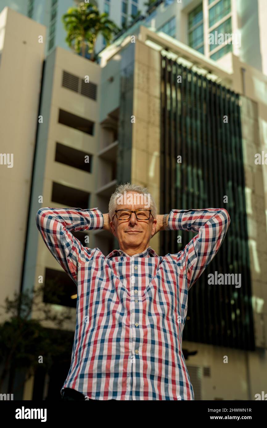 Arms behind head hi-res stock photography and images - Alamy