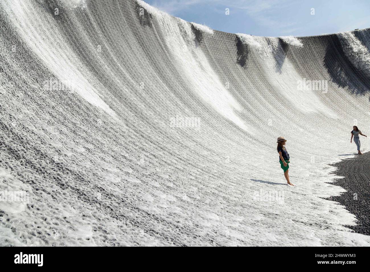 Expo 2020 water feature visitors hi-res stock photography and images ...
