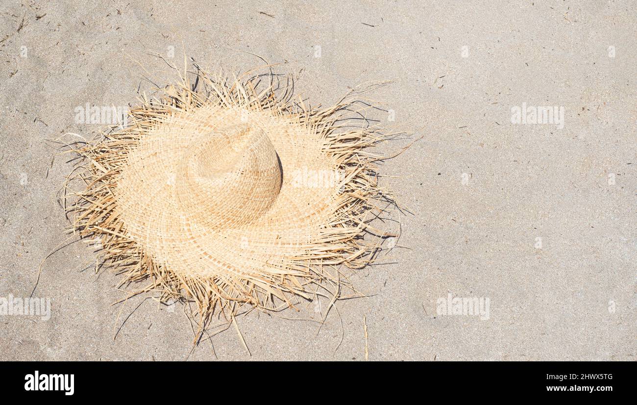 Woman hand weaving panama hat hi-res stock photography and images - Alamy