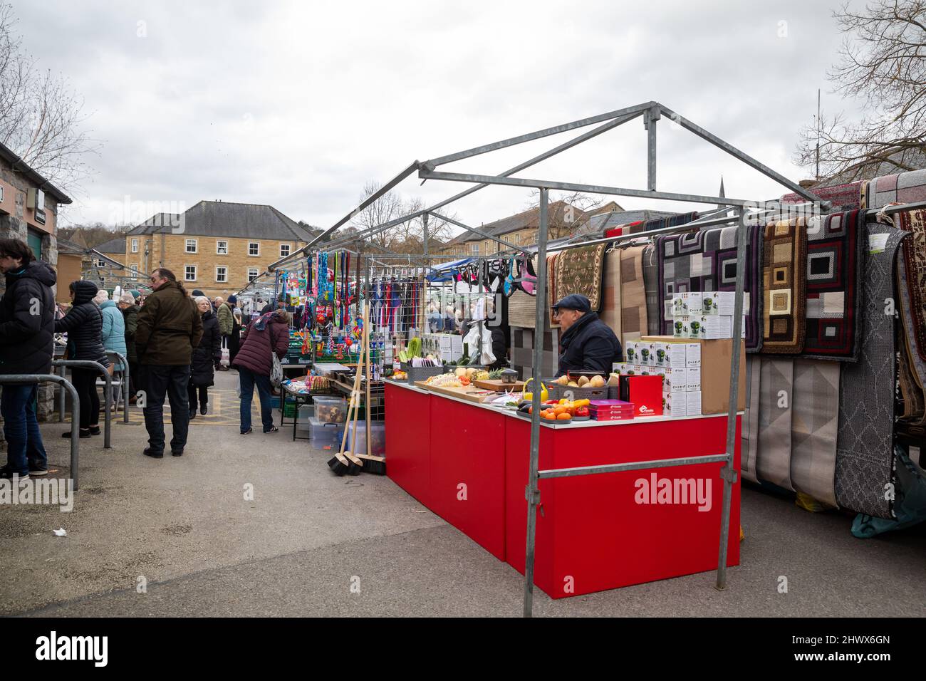 Market stalls on Market Day in Bakewell, Derbyshire, UK Stock Photo - Alamy