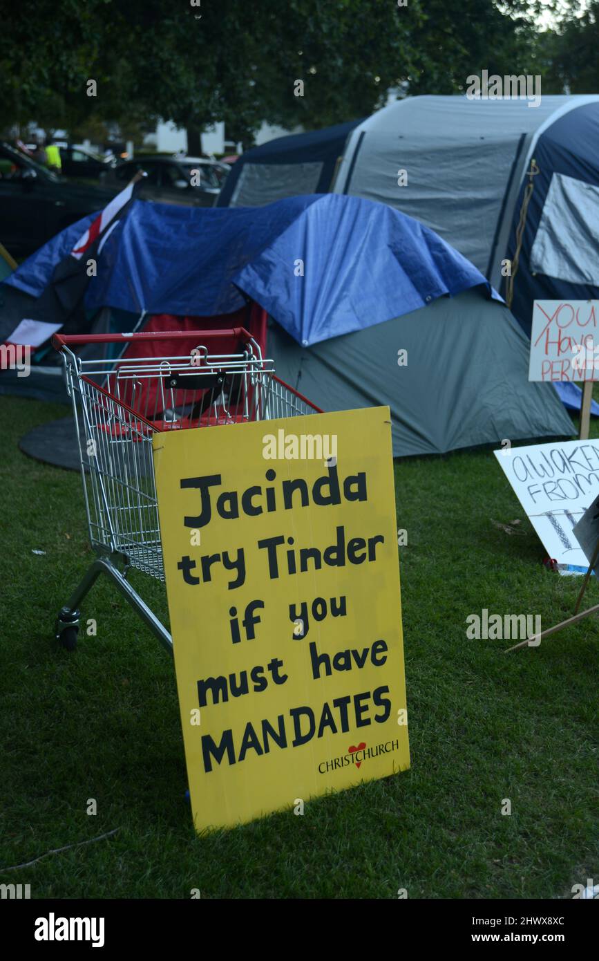 Tinder covid hi-res stock photography and images - Alamy