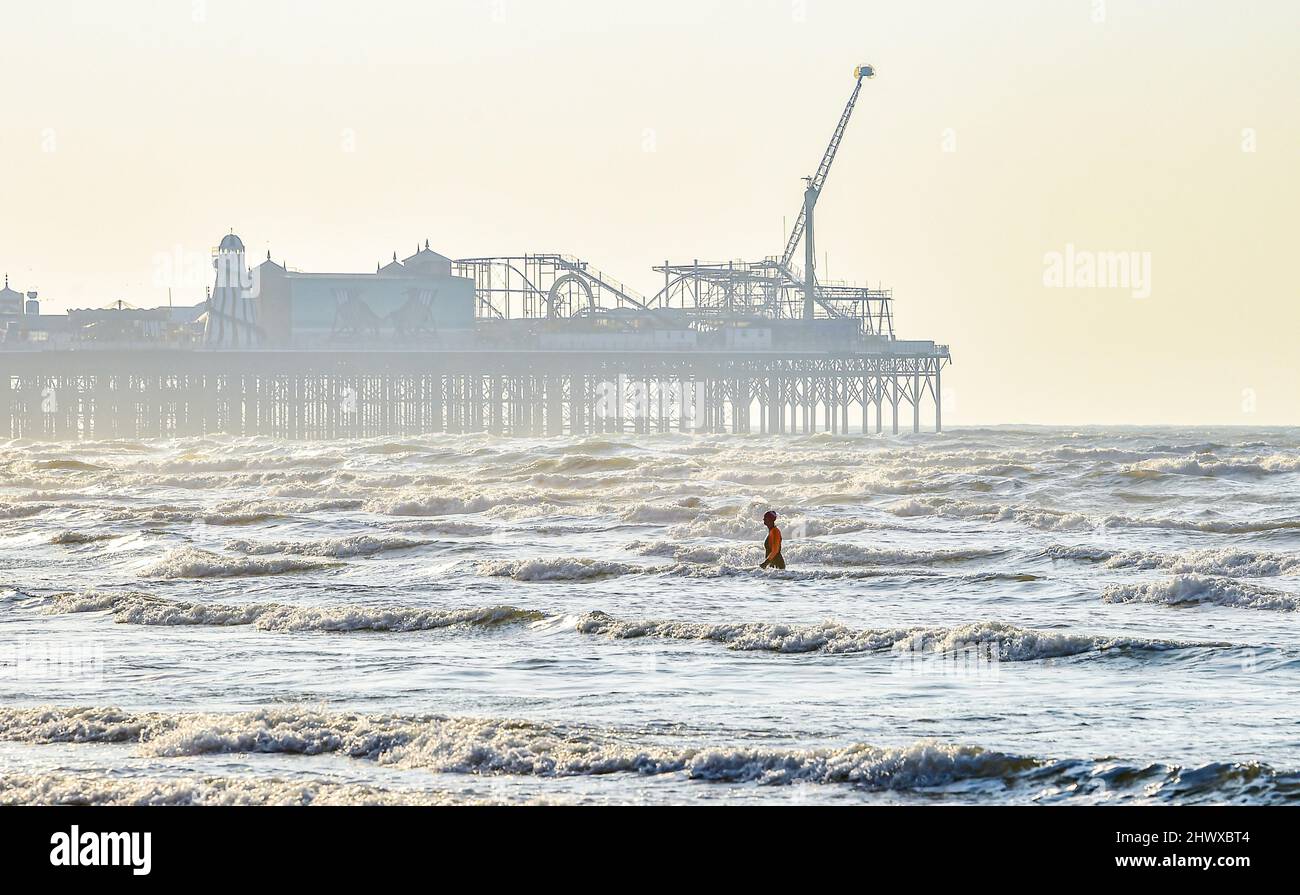 Cold weather 2022 hi-res stock photography and images - Alamy