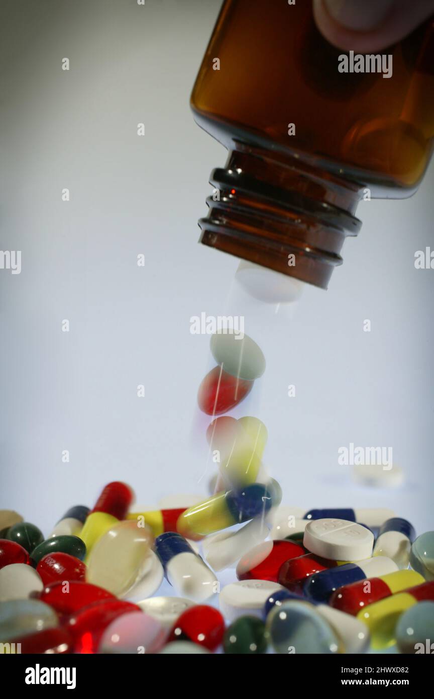 Pour tablets hi-res stock photography and images - Alamy