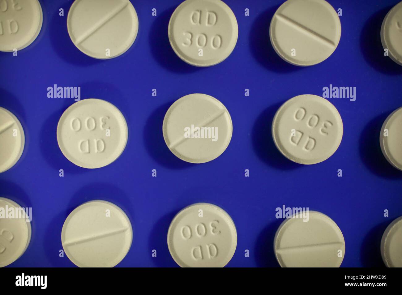 Rows of white aspirin tablets Stock Photo - Alamy