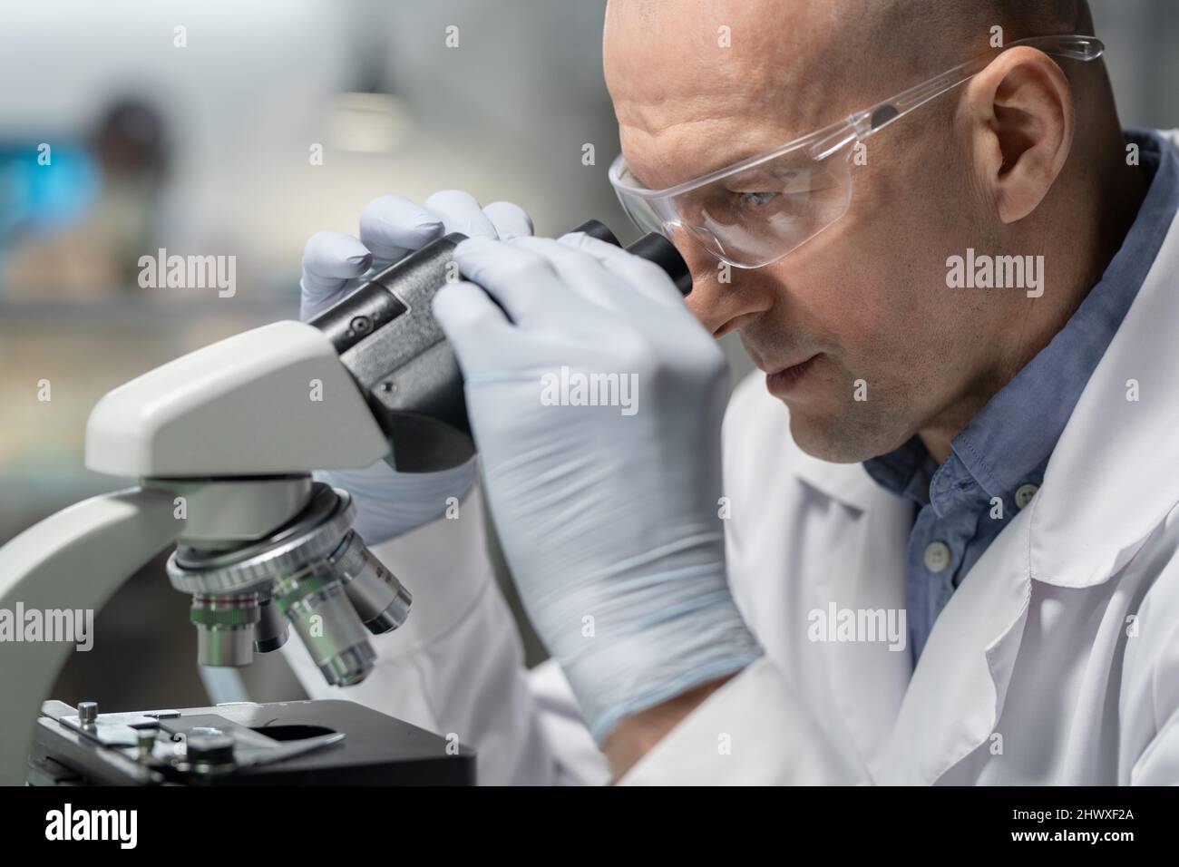 Researching microscope hi-res stock photography and images - Alamy
