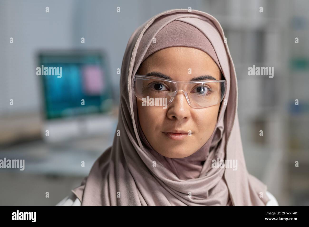 Female muslim worker hi-res stock photography and images - Alamy