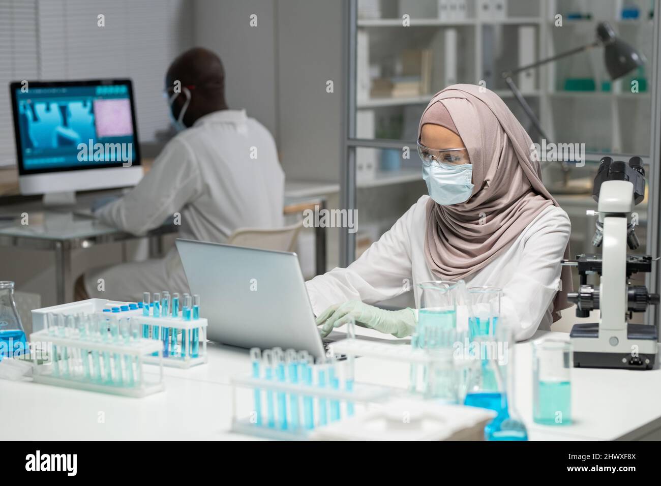 Female computer scientist hi-res stock photography and images - Alamy