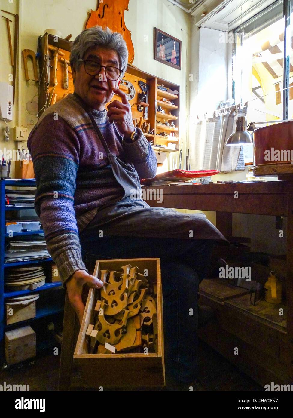 Carlos Roberts master luthier violin maker choosign the right bridge ...