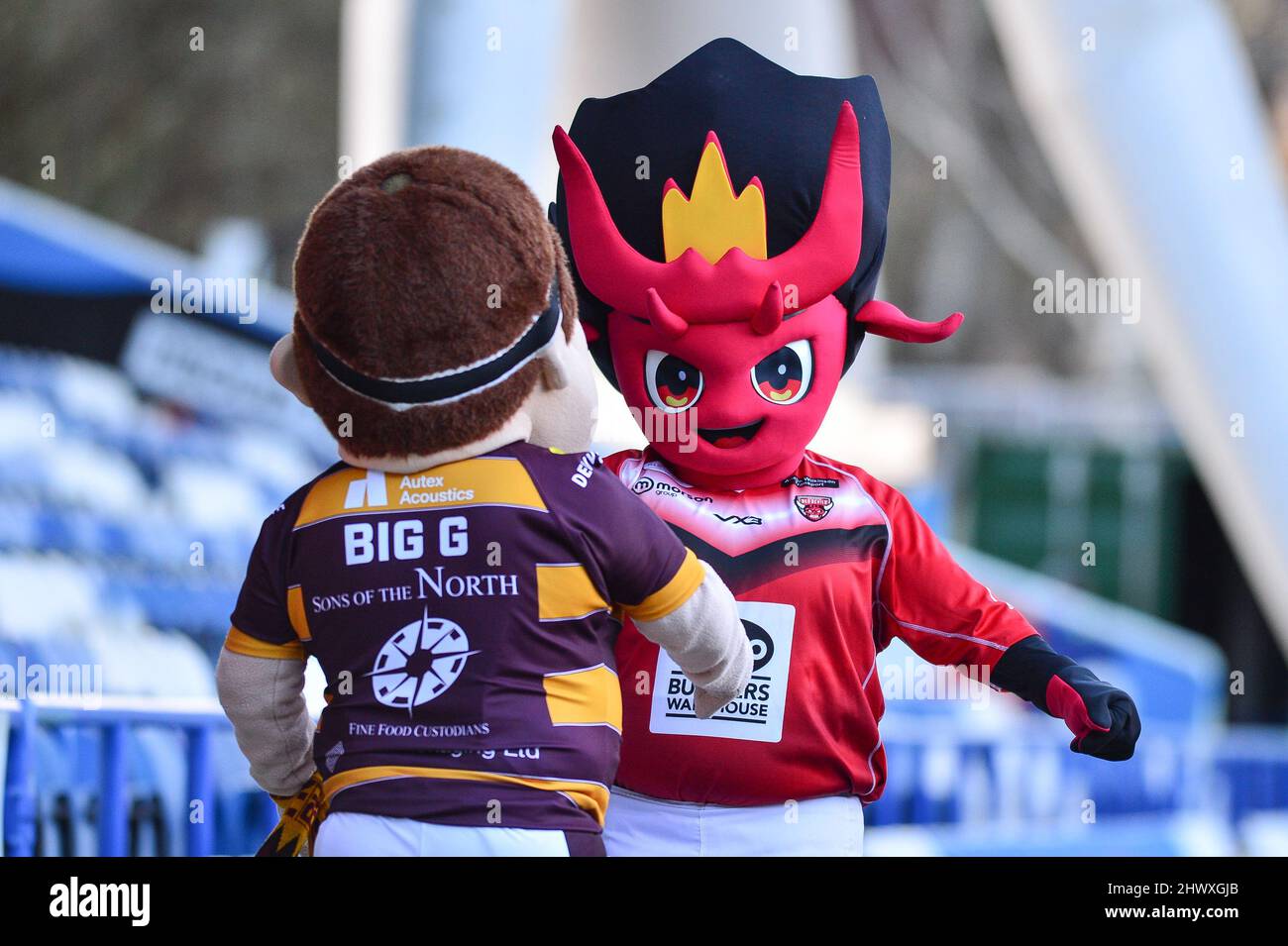 Huddersfield, England - 6th March 2022 - Mascots meet during the Rugby ...
