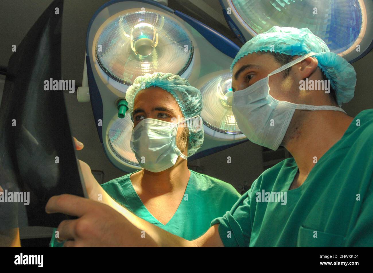Doctors examine a patient's x-ray. (MODEL RELEASED Stock Photo - Alamy