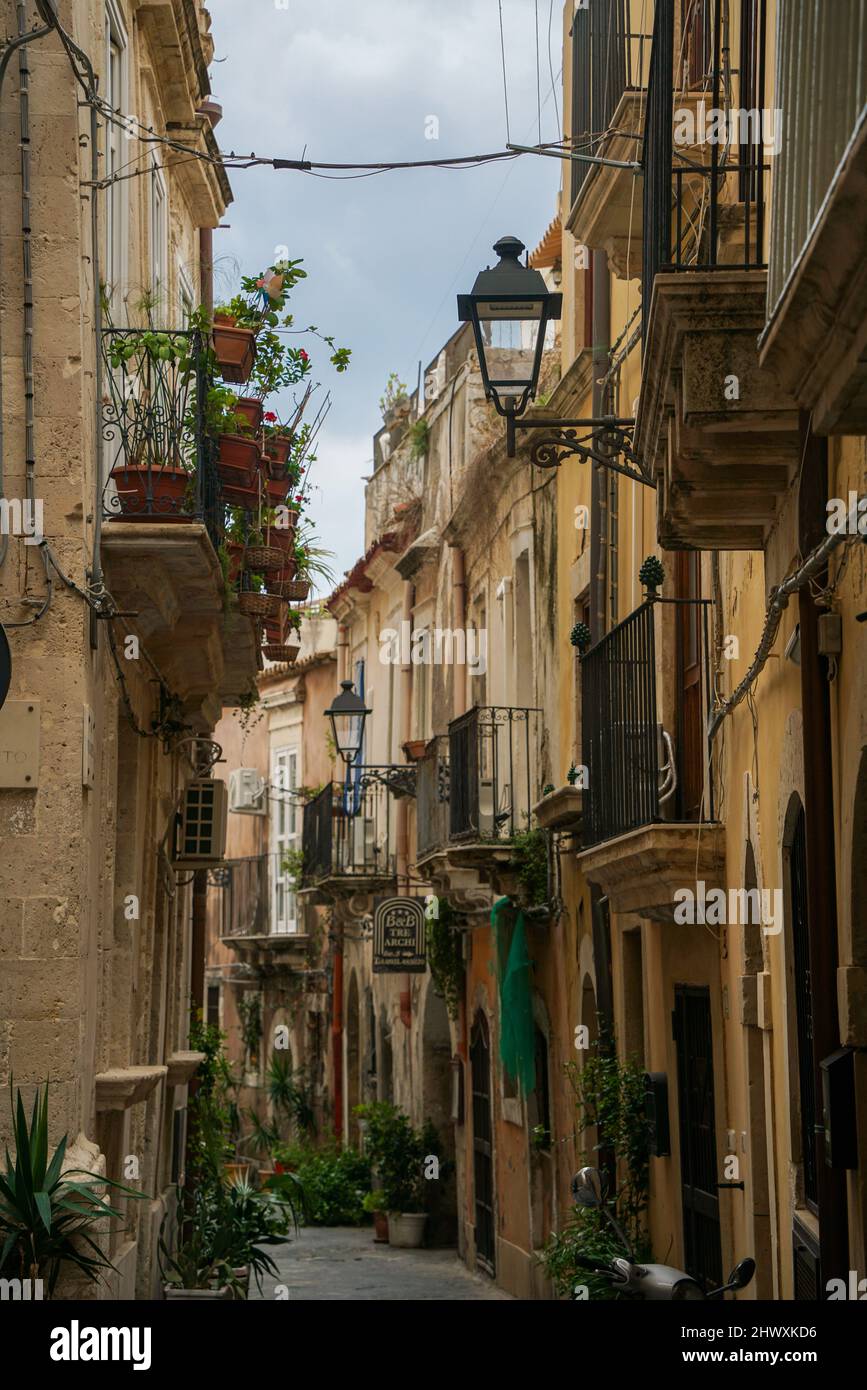 Sicilian street hi-res stock photography and images - Alamy