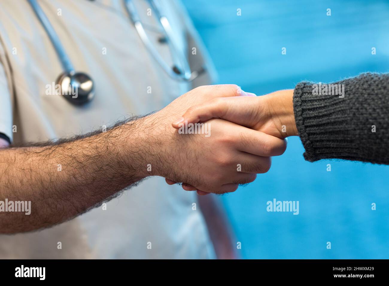 Doctor and patient handshake hi-res stock photography and images - Alamy
