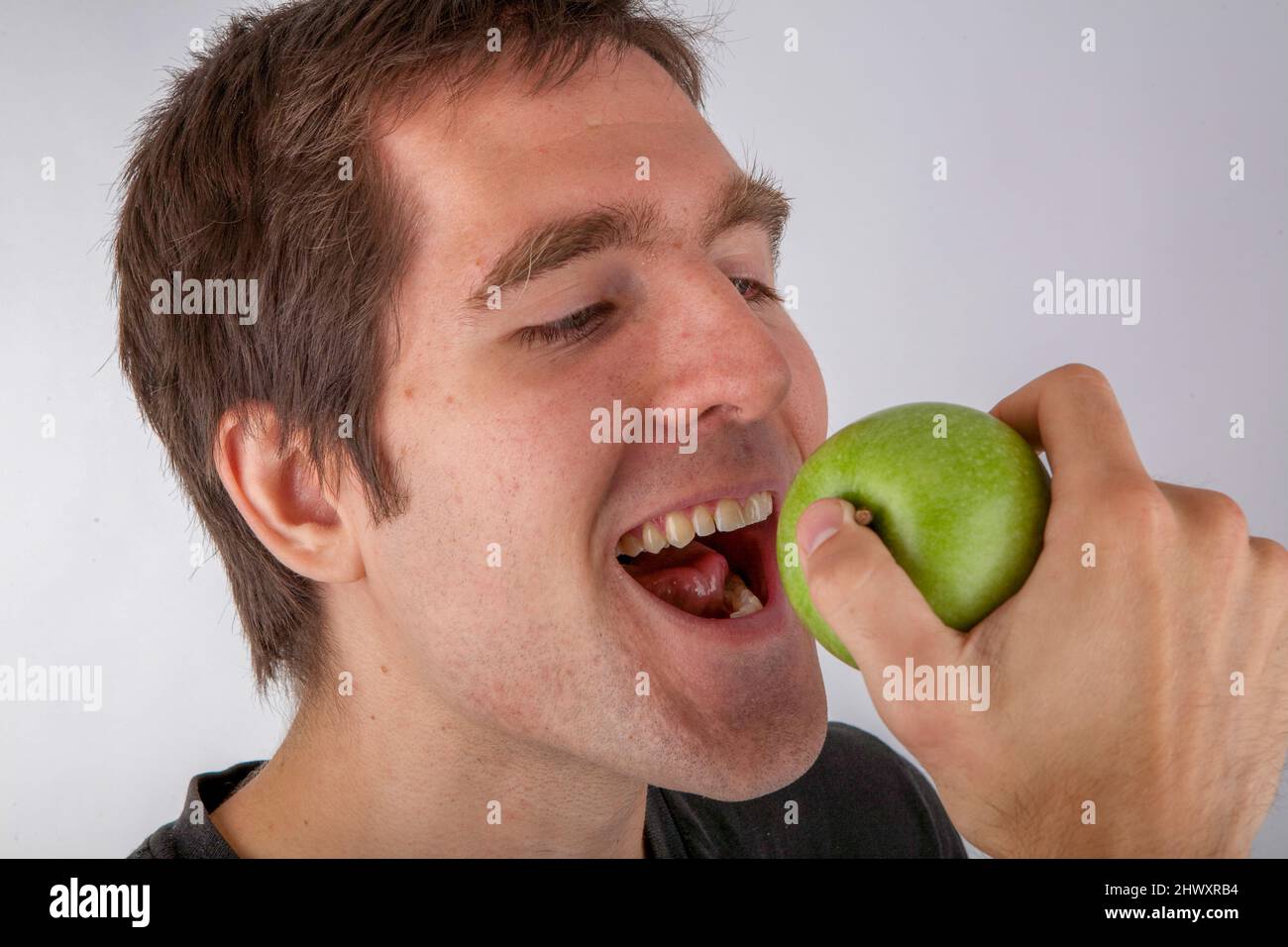 Man eating an apple (MODEL RELEASED Stock Photo - Alamy
