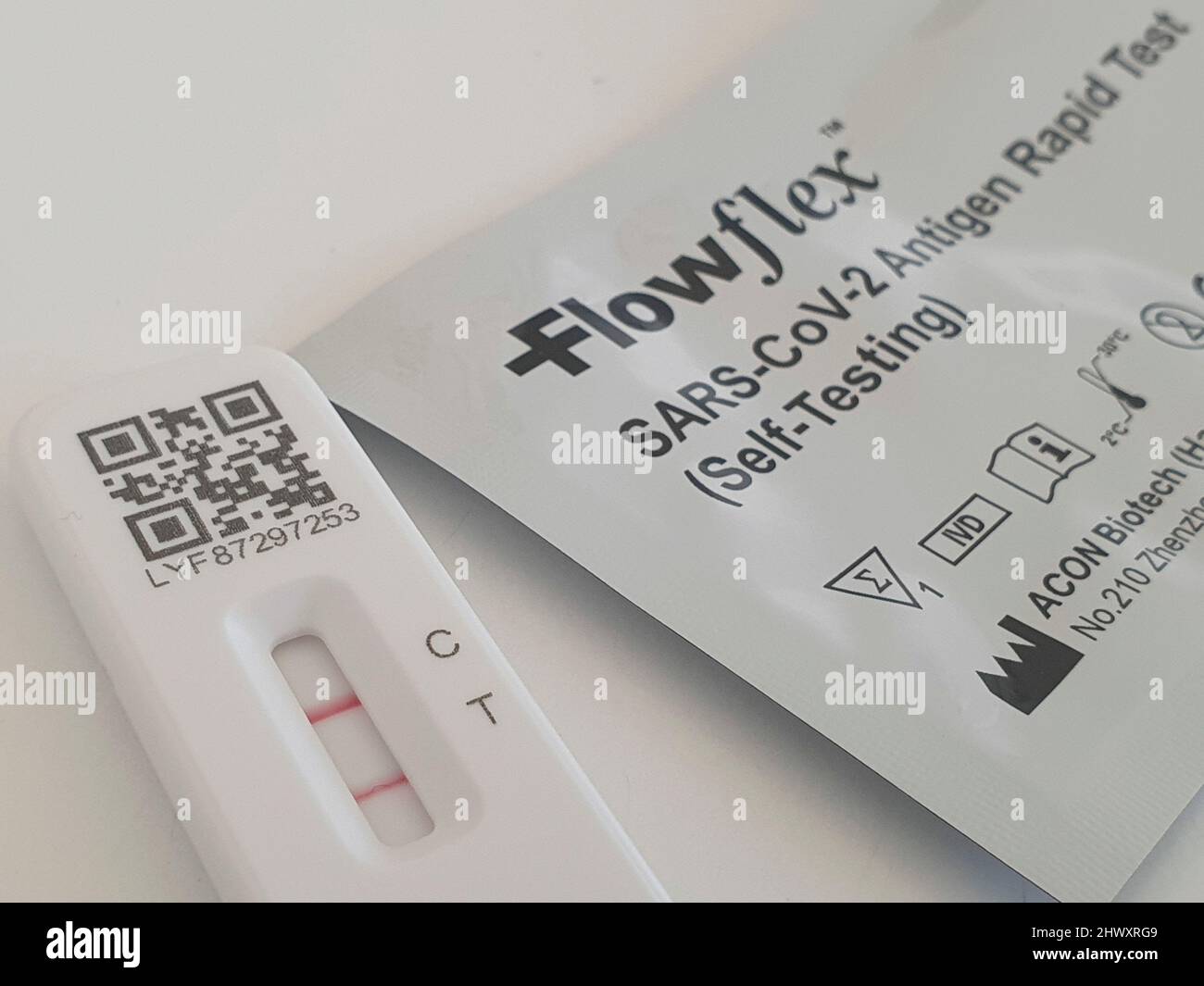 London, UK, 8 March 2022: A positive covid result on a Flow Flex ...