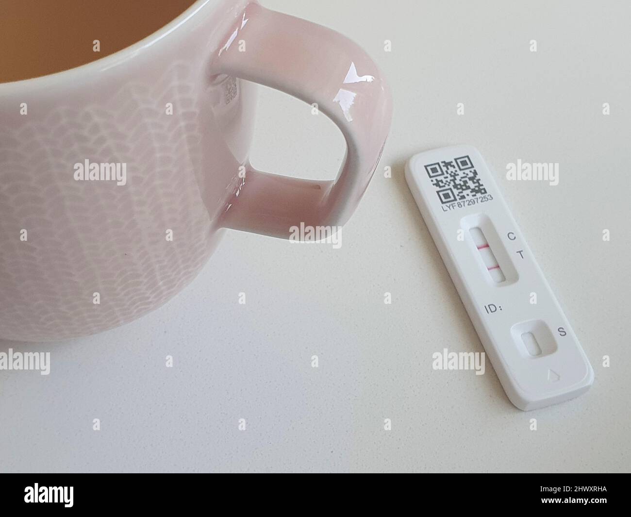 London, UK, 7 March 2022: A mug of Lemsip and a positive covid test ...