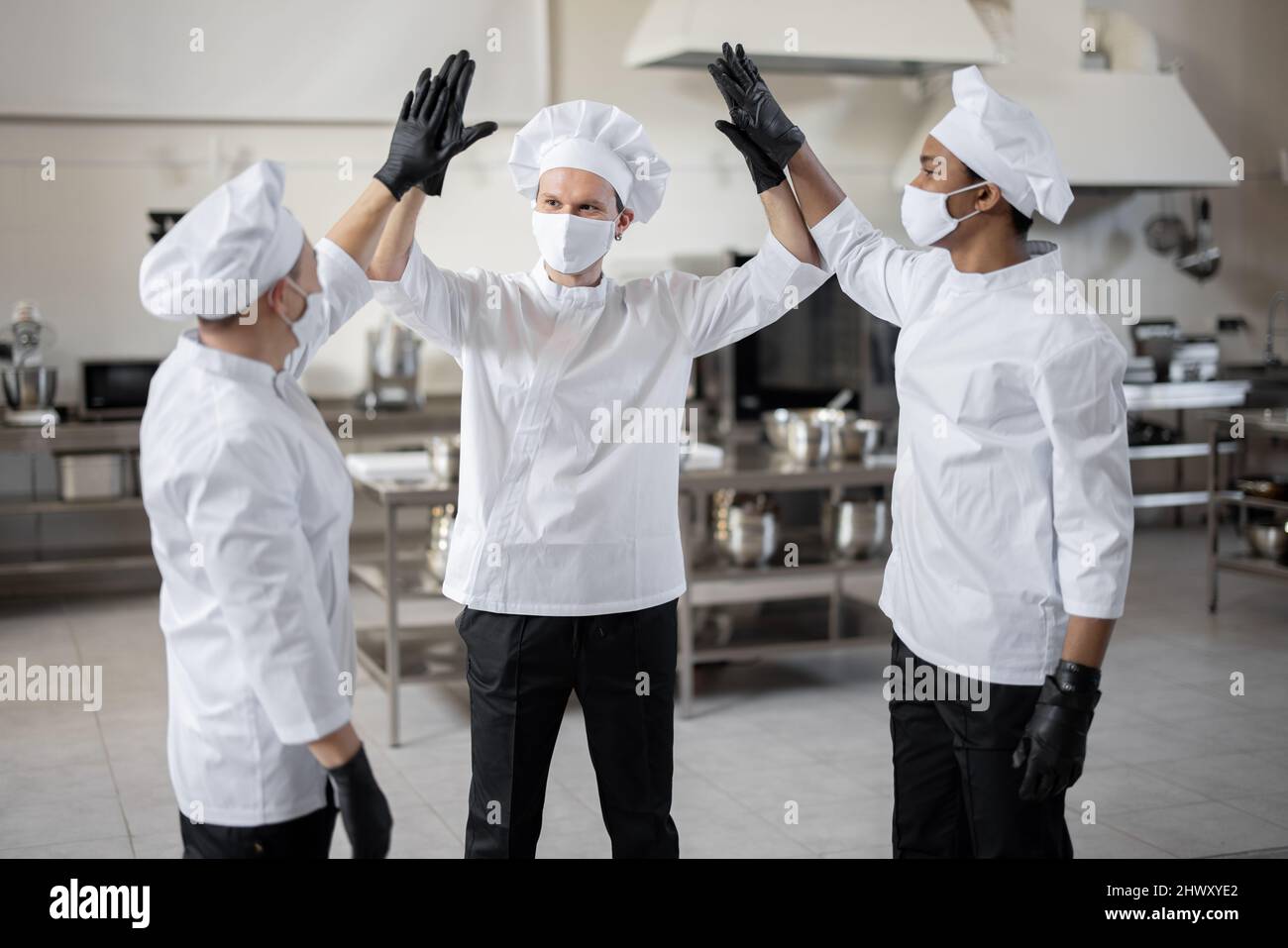Team cooking class hi-res stock photography and images - Alamy