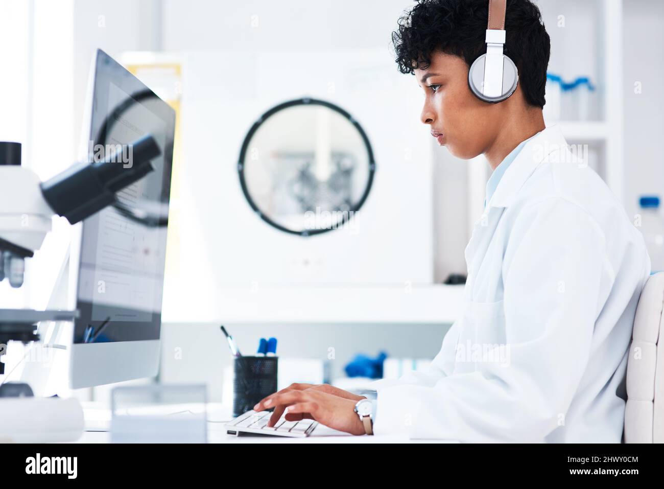 Computer lab headphones hi-res stock photography and images - Alamy