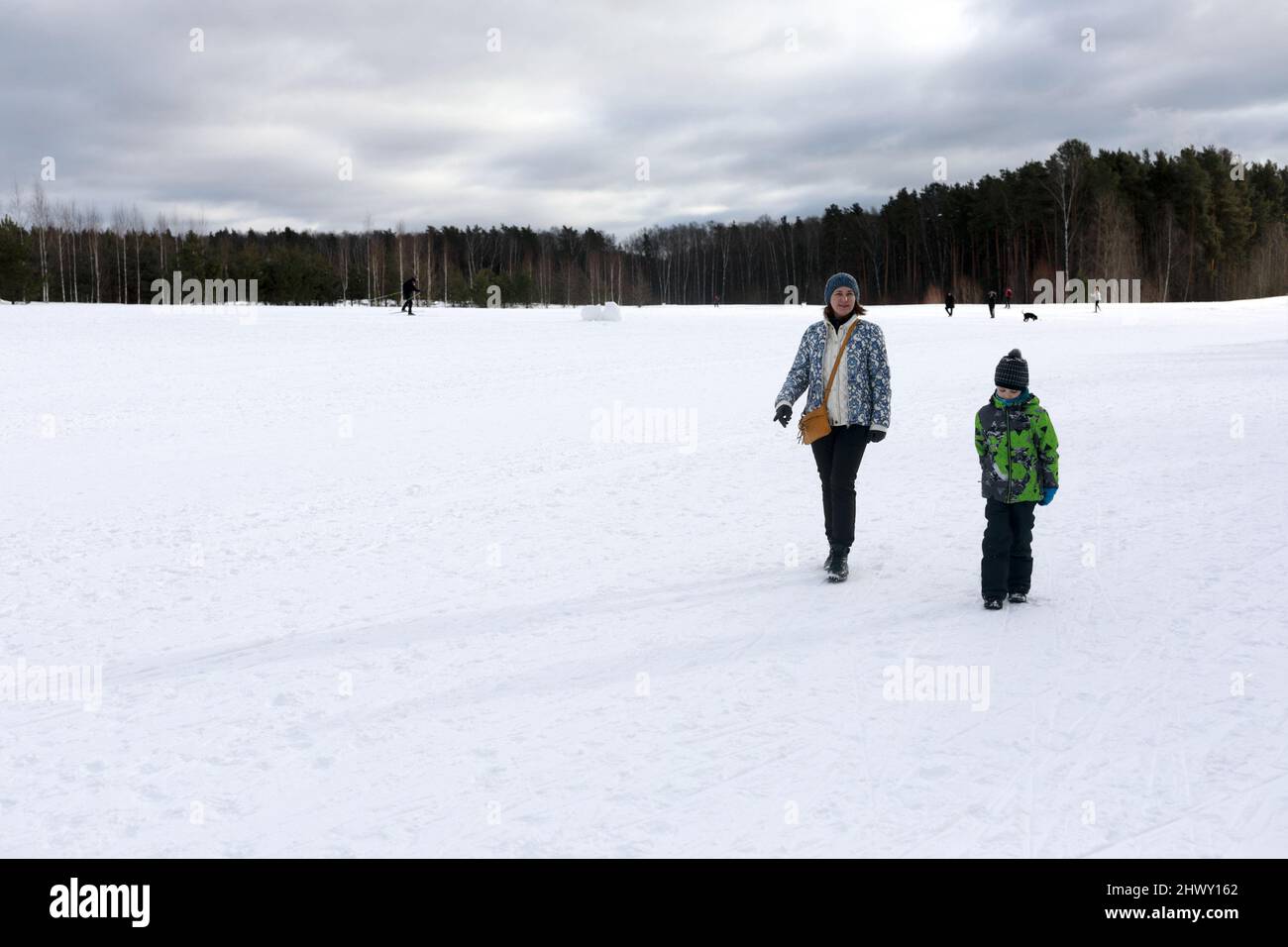 Family walking across snowy hi-res stock photography and images - Alamy