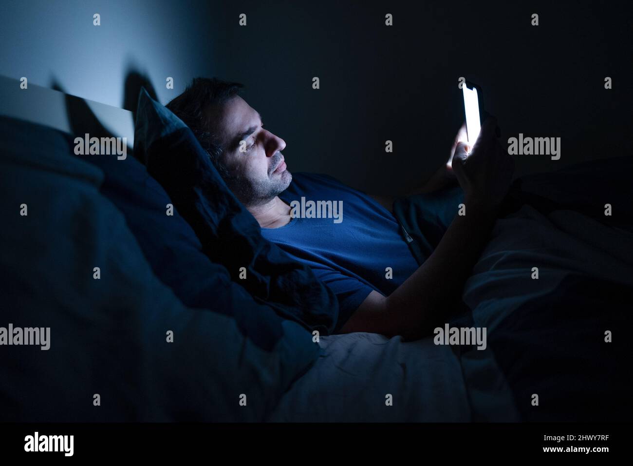 Man phone bed night hi-res stock photography and images - Alamy