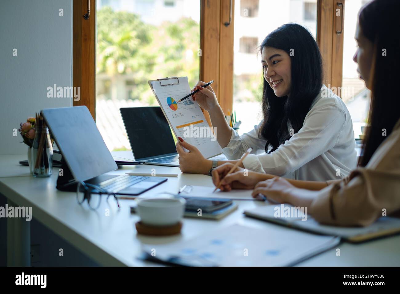 Teamwork working together hi-res stock photography and images - Alamy