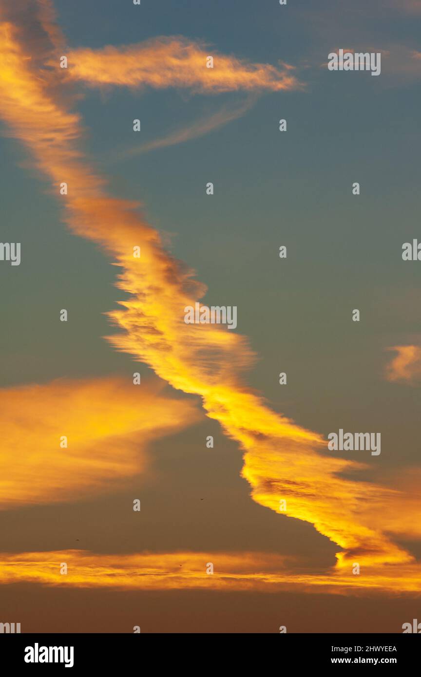 Jet contrail sunset hi-res stock photography and images - Alamy