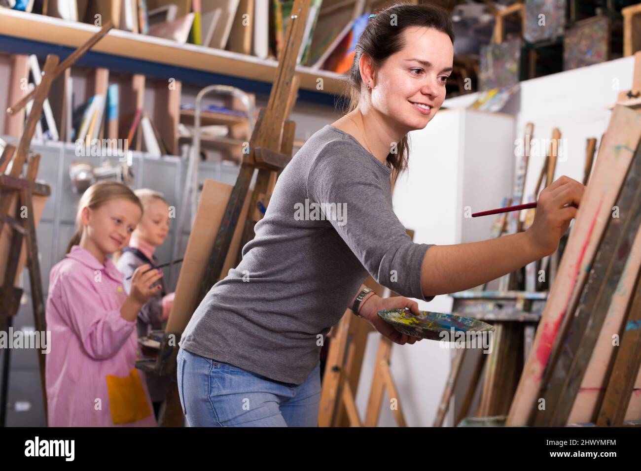 Woman teacher giving workshop session during painting class Stock Photo ...